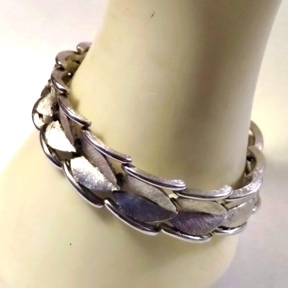 Monet Jewelry Vtg Monet Brushed Silver Tone Leaf Link Bracelet